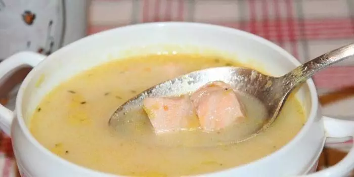 सामन और क्रीम के टुकड़ों के साथ मछली का सूप