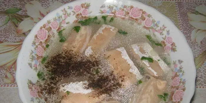 सामन बेली के साथ मछली का सूप