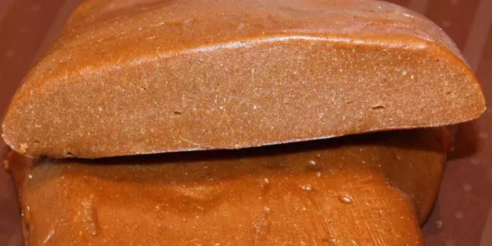 Gingerbread nga minasa nga adunay dugos ug asukal