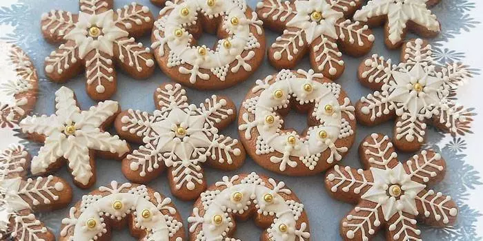Gingerbread kriting dihiasi nganggo glas putih