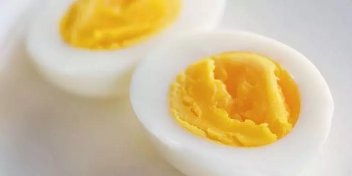 Két fél főtt tojás