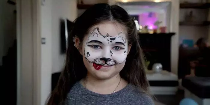 Girl with face painting na Doggy