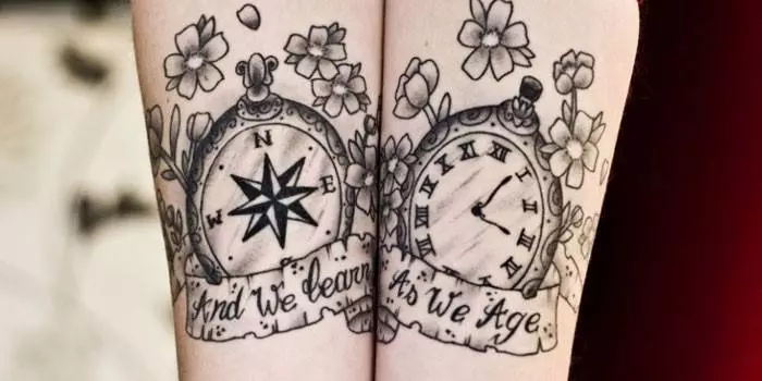 Clock thiab compass tattoo
