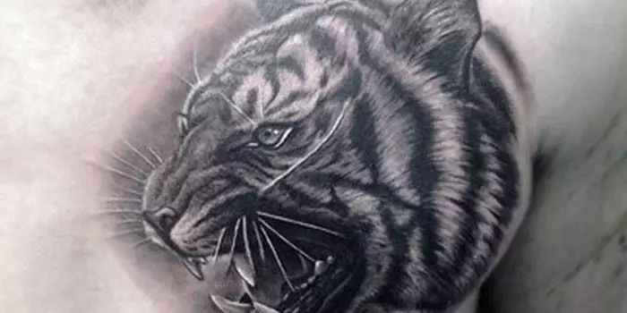 Tigerhuvud tatuering