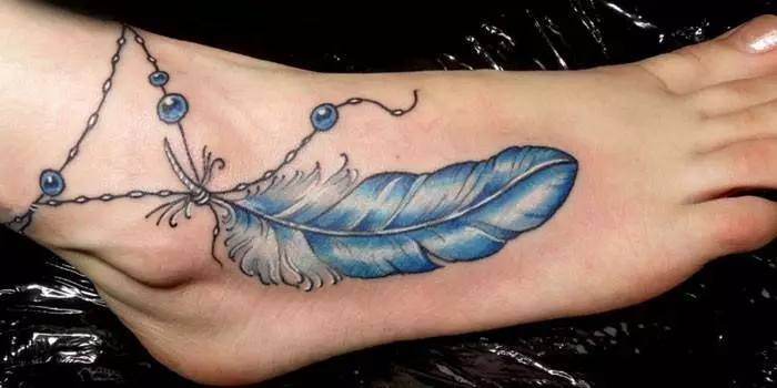 Plunksnų tatuiruotė ant merginos kulkšnies