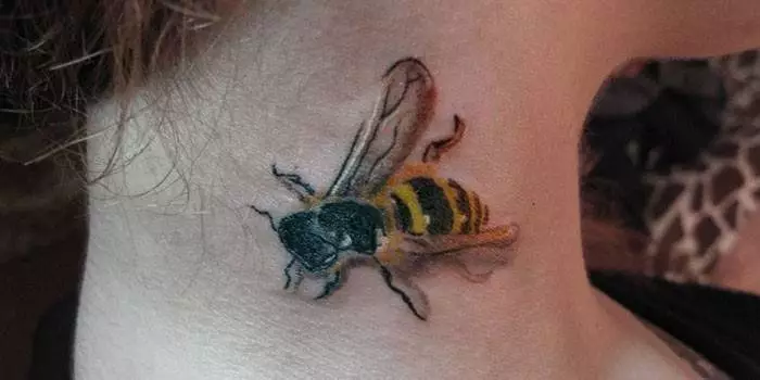 Τατουάζ μελισσών στο λαιμό κοριτσιών