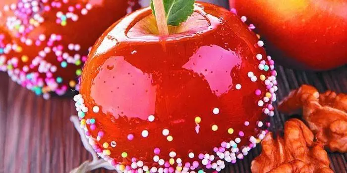 Apples akan sanda a cikin caramel