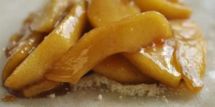 Caramelized apple yanka tare da kirfa