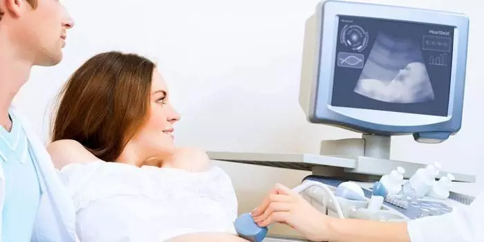 Zwangere vrouw bij screening