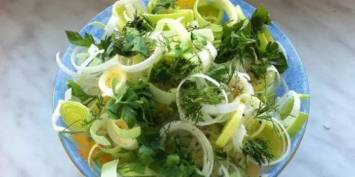 Salad mula sa iba't ibang mga pagkakaiba-iba ng mga sibuyas