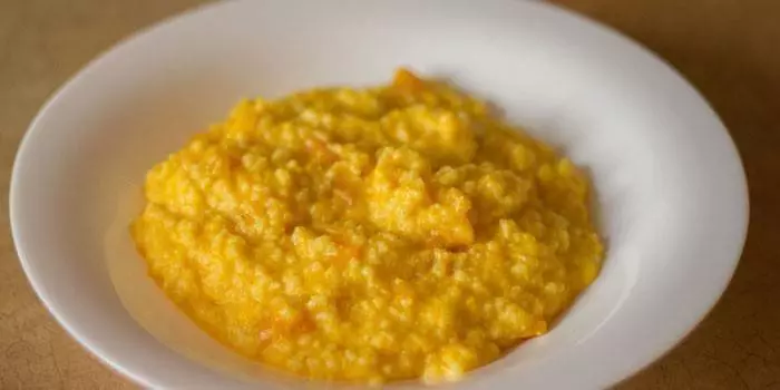 Porridge di zucca al latte con miglio in un piatto