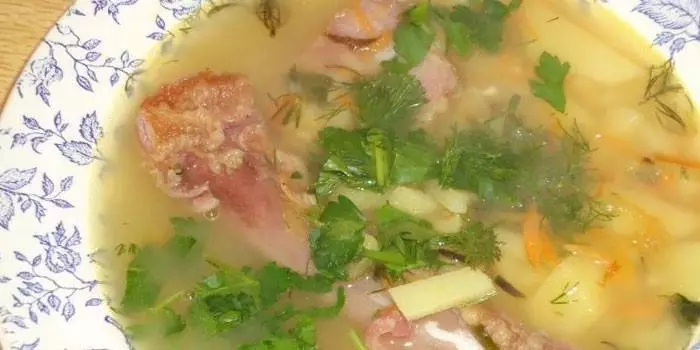 Sup kacang polong karo daging babi