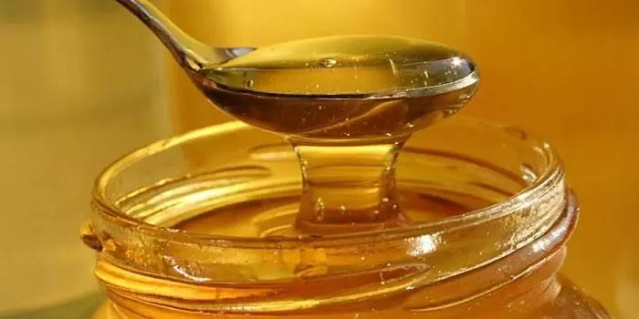 Μέλι σε βάζο και κουτάλι