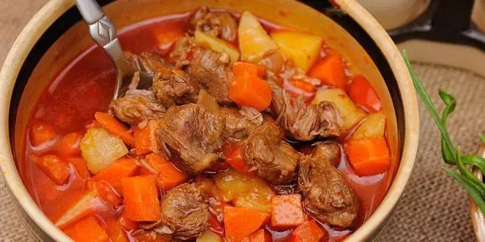 Mabaga nga Hungarian goulash nga adunay karne nga baka