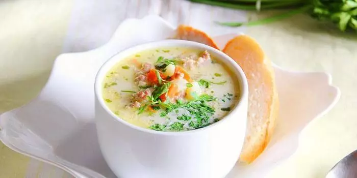 Suppe med grøntsager og ost