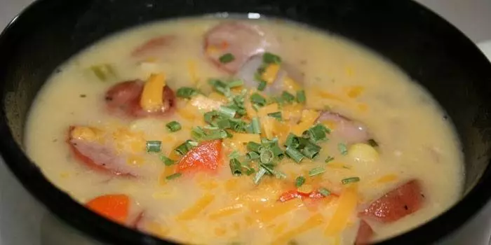 Zuppa di formaggio con carni affumicate