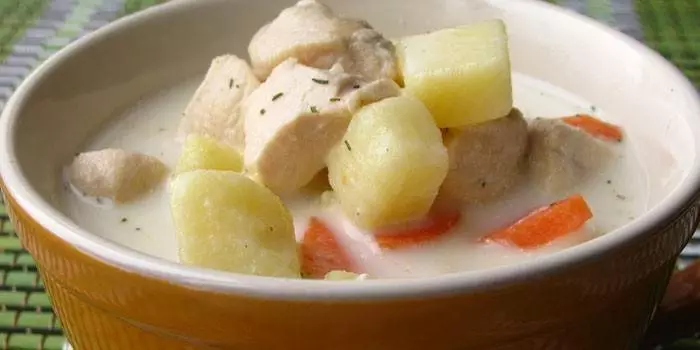 भाज्या सह सूप आणि प्रक्रिया केलेल्या चीजसह चिकन फिलेट