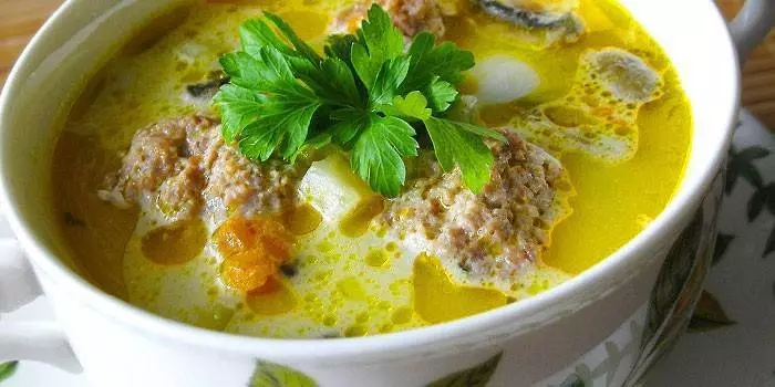 Suppe med forarbejdede ostfrikadeller