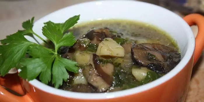 Супа од печурака направљена од смрзнутог путера