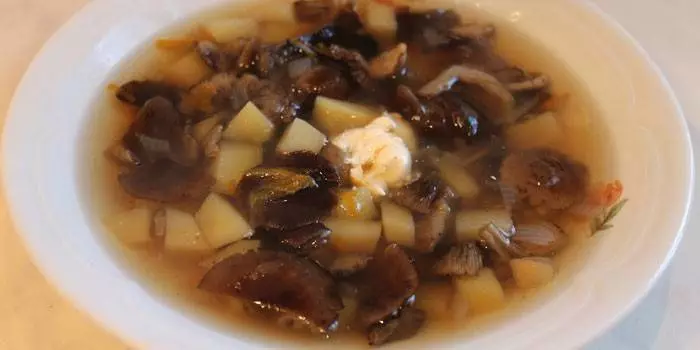 Sopa de batata com cogumelos frescos