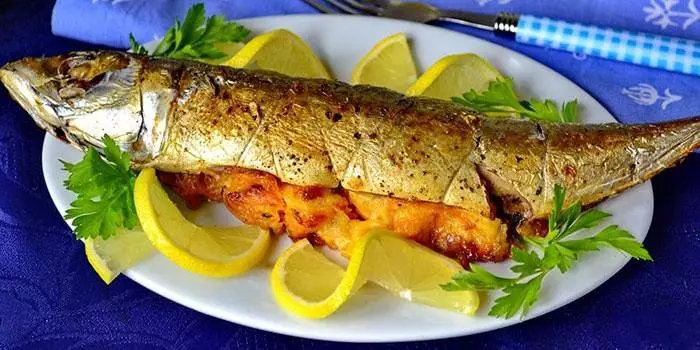 Makrel med grøntsager i ovnen
