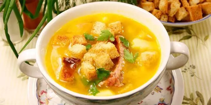 Pea soup with smoked ribs with croutons