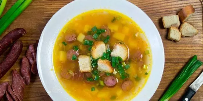 Sopa de chícharos con embutidos de caza