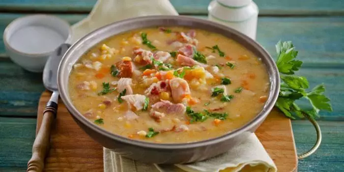 Sopa de chícharos con polo afumado