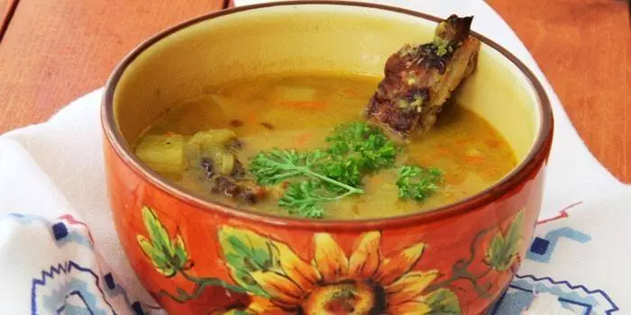 Sopa de chícharos nun prato