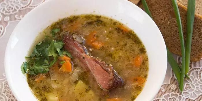 Sopa de chícharos con carne afumada