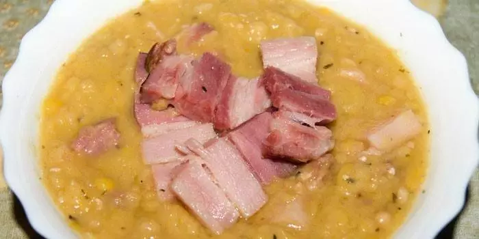 Pea soup with bacon