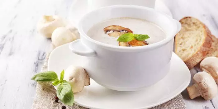 Soppa tal-krema Champignon bil-croutons