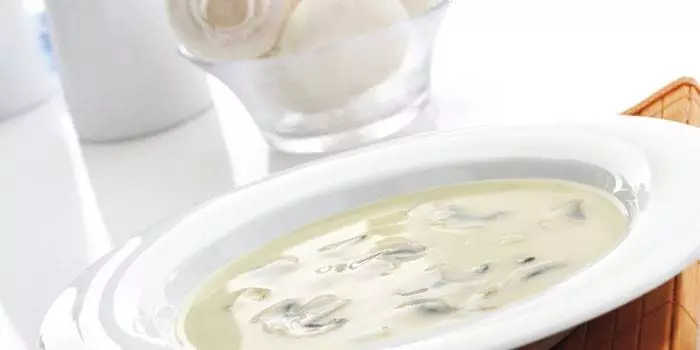Bir tabak kremalı champignon kremalı çorba