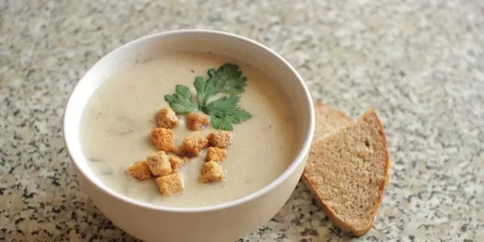 Sup puri ayam dengan cendawan dan crouton