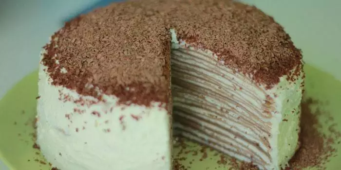 Млинцевий торт на блюді