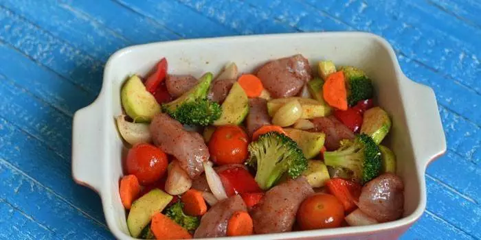 Z warzywami w naczyniu do pieczenia