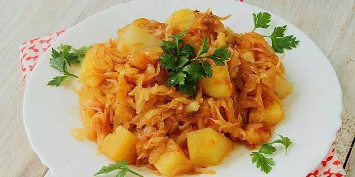 Katrosh stewed karo sauerkraut ing piring