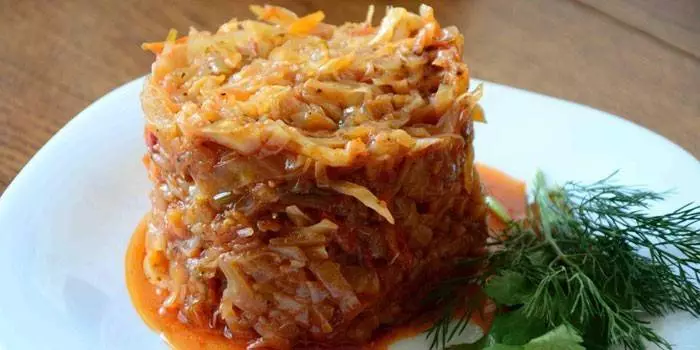 Sauerkraut د سبزیجاتو سره پخه شوی