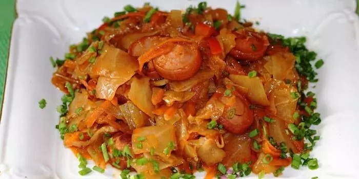 Sauerkraut stewed tare da tsiran alade