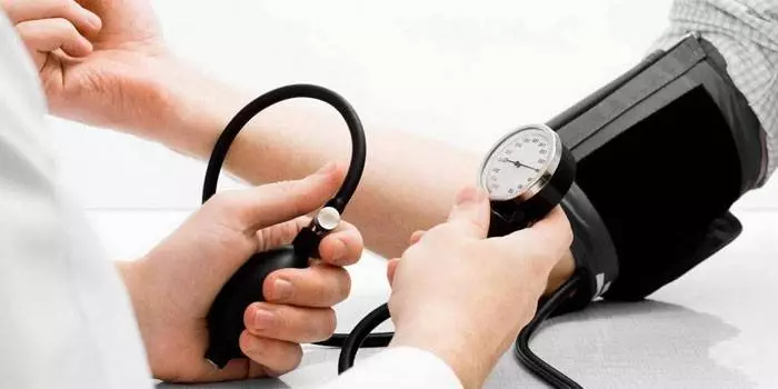 Wie man den Blutdruck zu Hause normalisiert - Pillen, Lebensmittel und Volksheilmittel