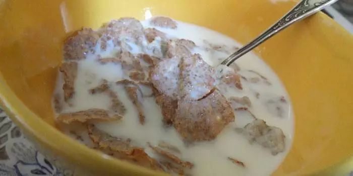 Oatmeal mei molke yn in plaat