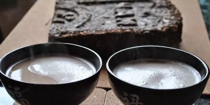 Dos tazas de té Kalmyk y una briqueta de té