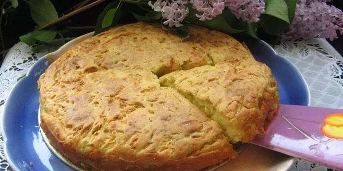 Tarte aux courgettes sur un plateau