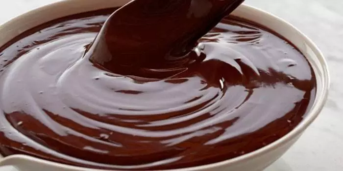 Mirror chocolate icing for cake coating