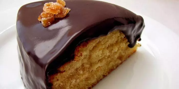 Un morceau de gâteau recouvert de chocolat