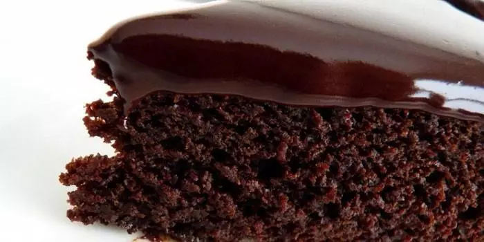 Chocolate ncuav mog qab zib nyob rau hauv daim iav chocolate icing