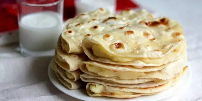 Tatar tortillas hamwe no kuzuza ibirayi