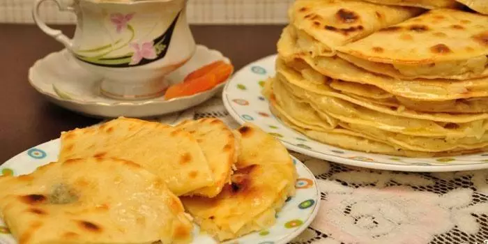 Tartas fritas tártaros en un plato