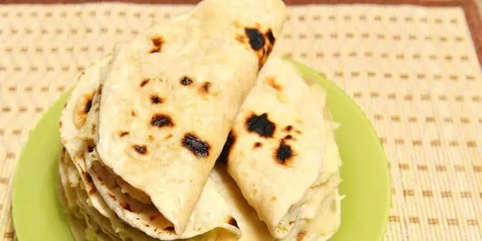 Panes planos tártaros preparados rellenos de patatas hervidas