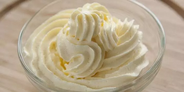 Npaj butter cream hauv ib lub tais